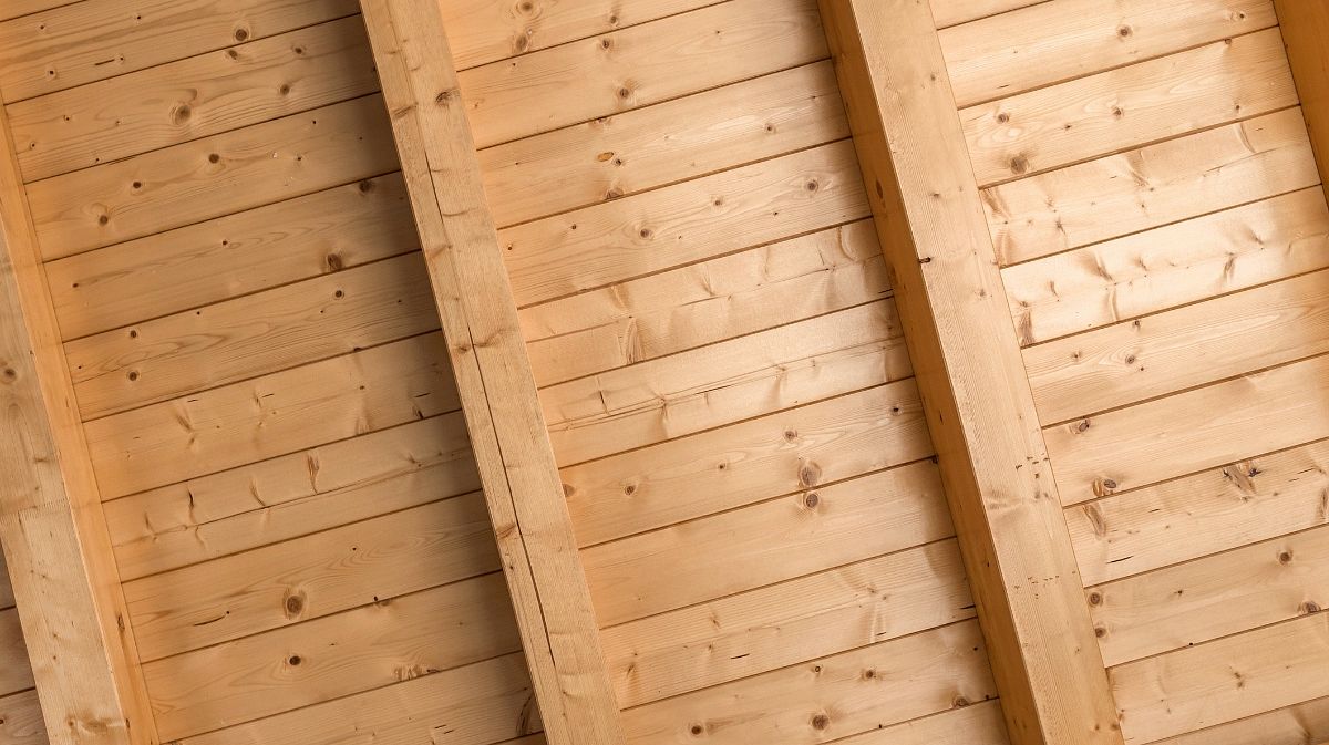 Holzdecke streichen – Schritt-für-Schritt-Anleitung | selbst.de