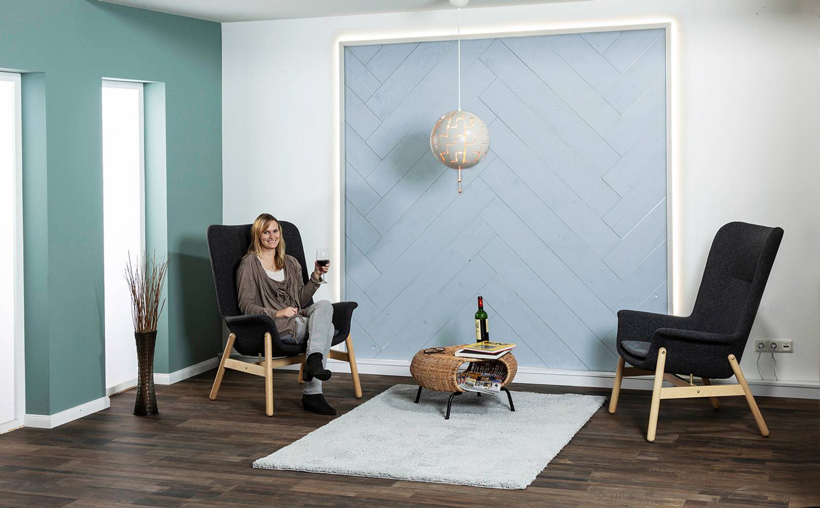 In 5 Schritten Wandpaneele anbringen und beleuchten | selbst.de